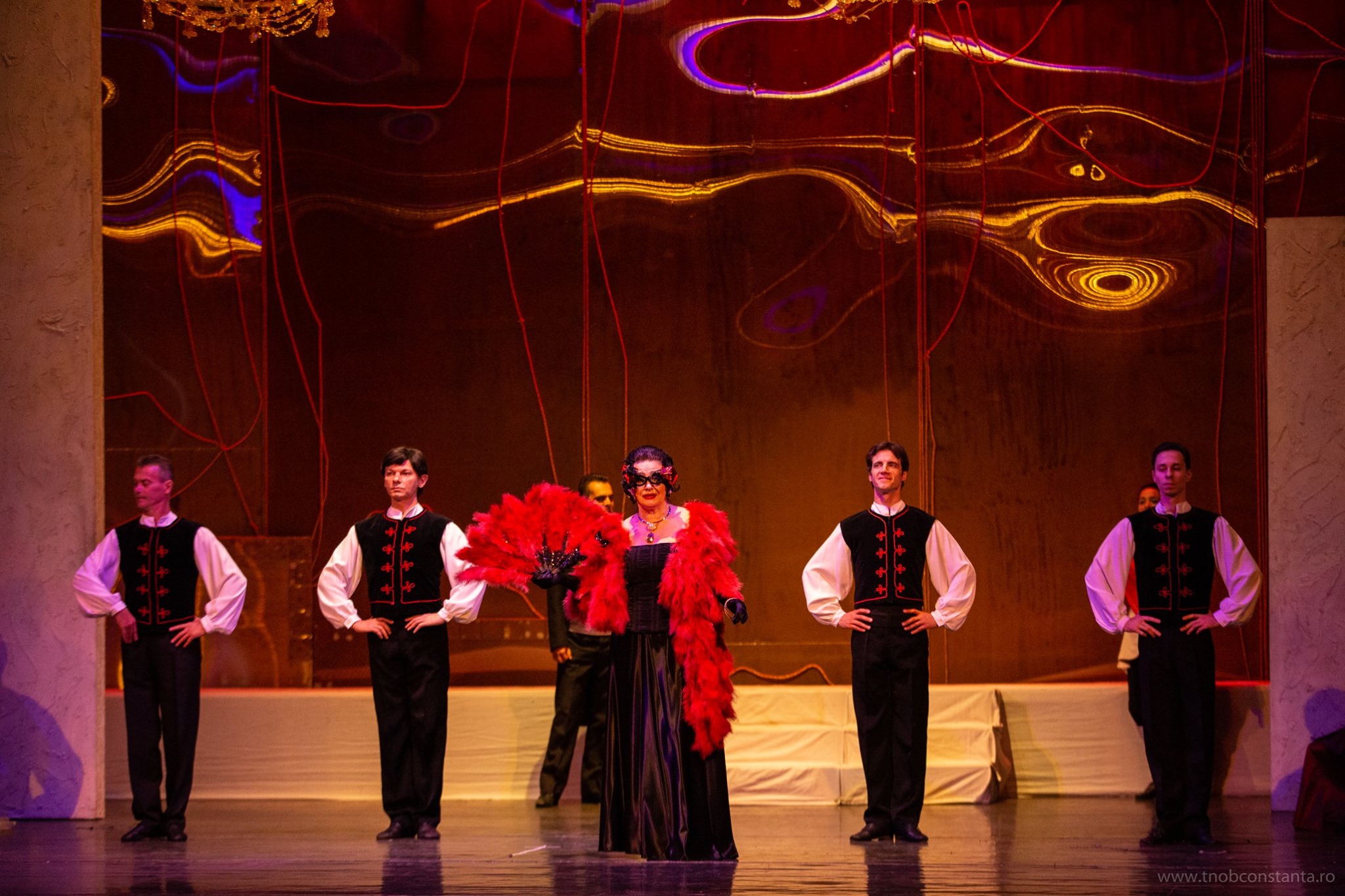 Bal mascat cu farse și atmosferă de Revelion la Teatrul „Oleg Danovski”